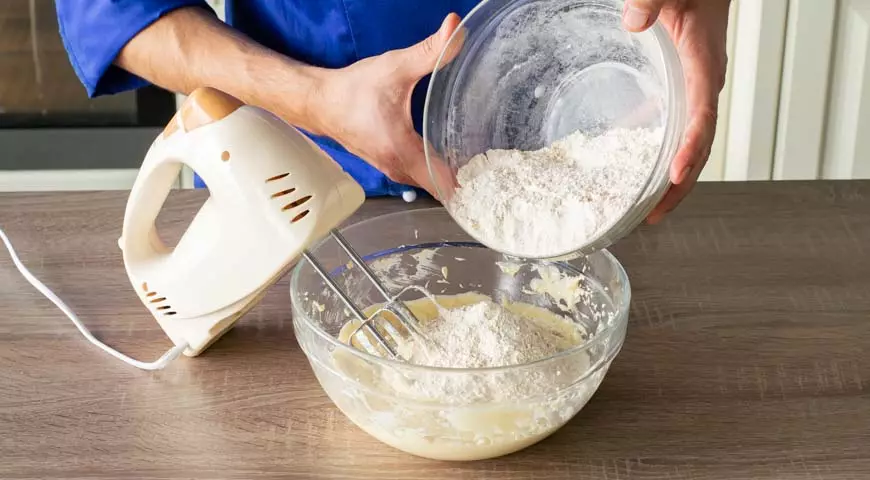 Ginger Cookies, giet meel en meng voor homogeen deeg