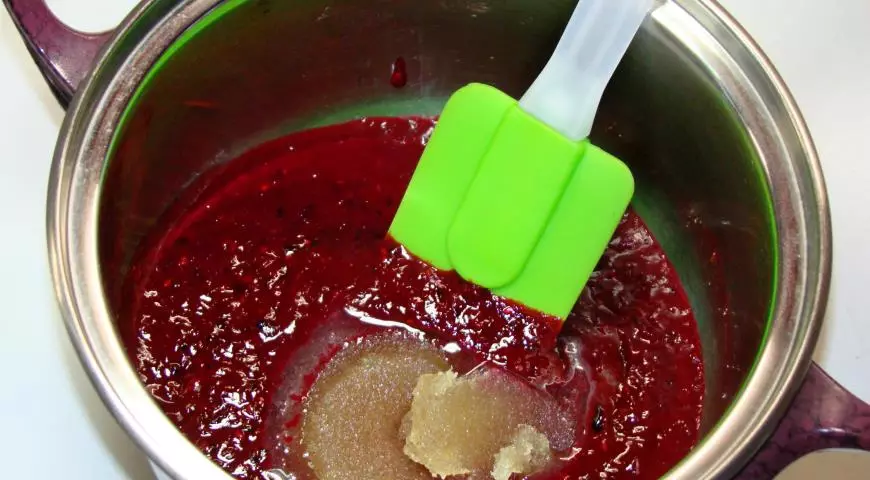Al puré de baies afegir gelatina per a Raspberry Kouli