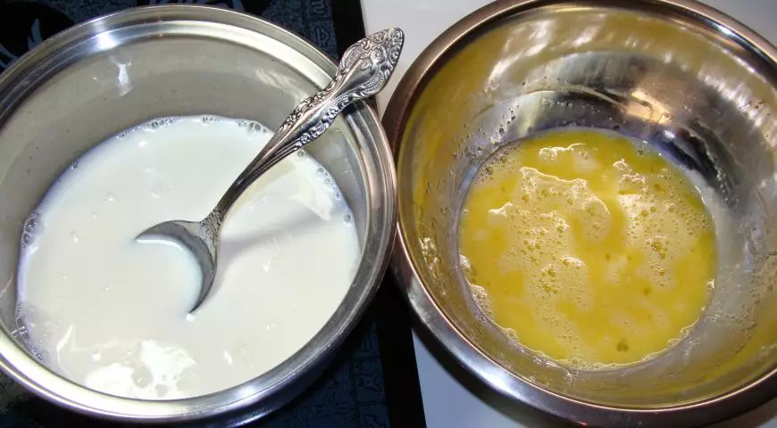 将牛奶用糖煮沸，用鸡蛋倒入一个碗里