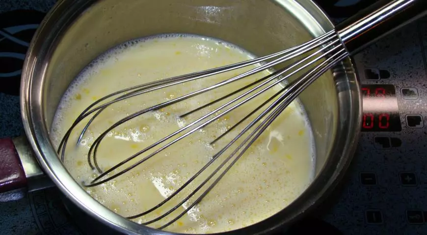 Barrejar la barreja de llet d'ou a l'engrossiment de la llum