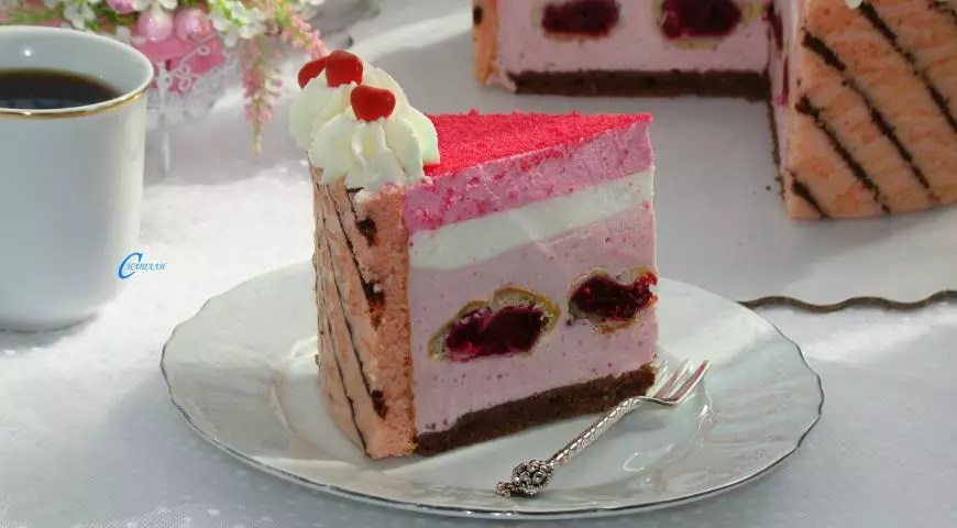 试试这个美妙的慕斯蛋糕。