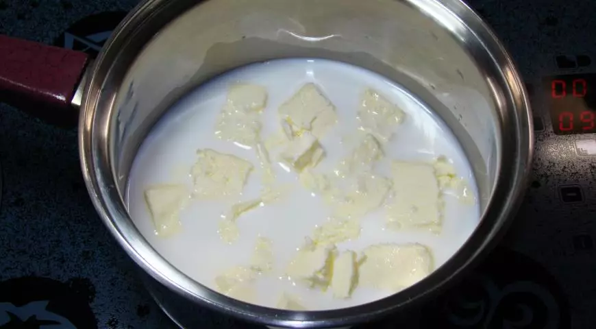 Campurkan susu dan mentega untuk memasak