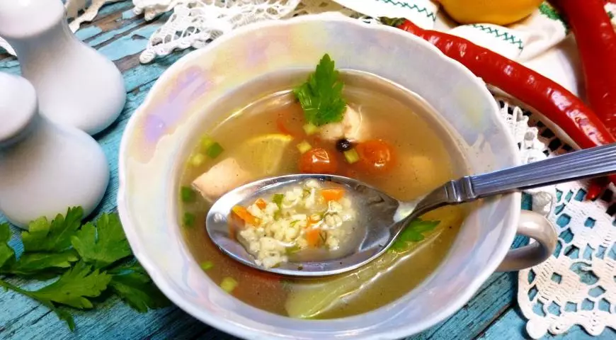 Kuiri Fish Soup kun mileo kaj tomatoj