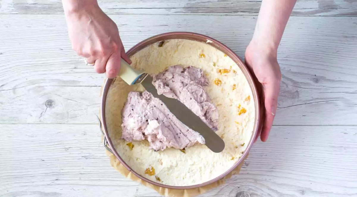 Gâteau avec fromage à la crème, mettre un biscuit