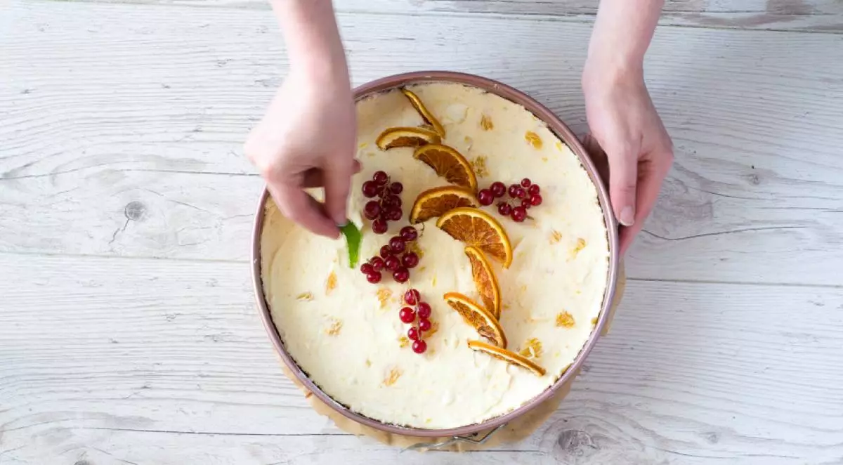 Krem pendiri olan tort, tortu bəzəyin