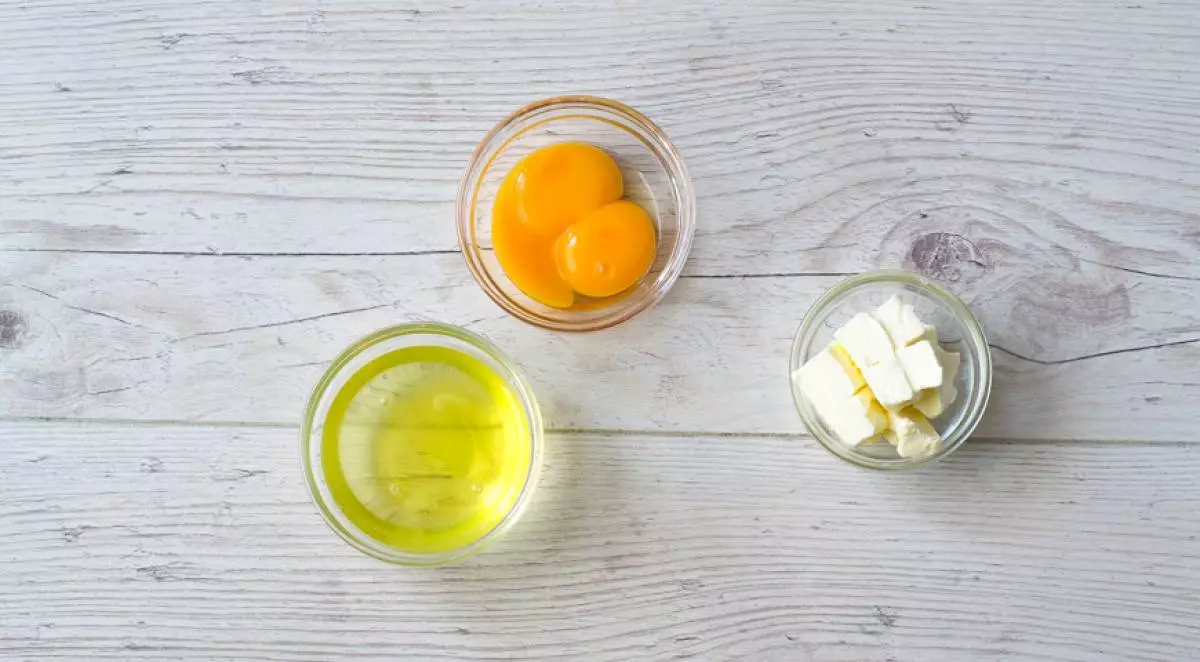 Gâteau avec fromage à la crème, écureuils séparés des jaunes