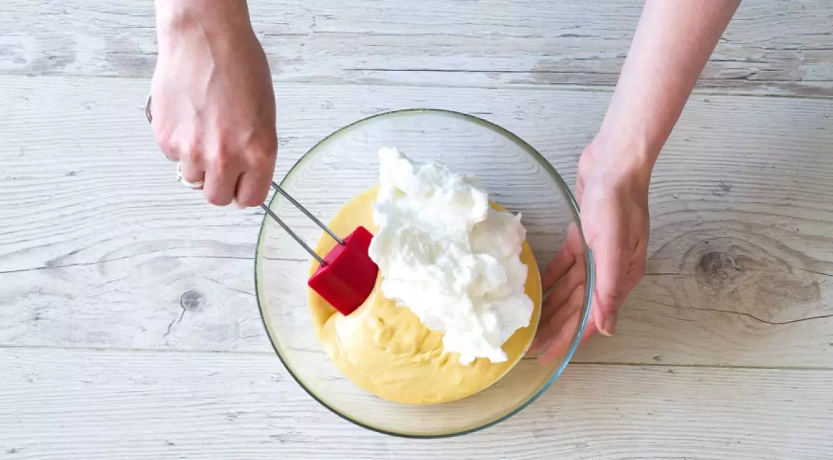 Gâteau avec fromage à la crème, fouetter des écureuils