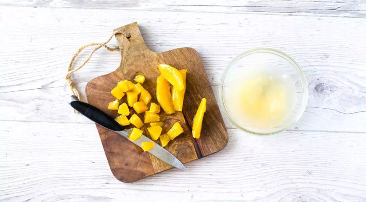 Bolo com queijo creme, cortador laranja em fatias