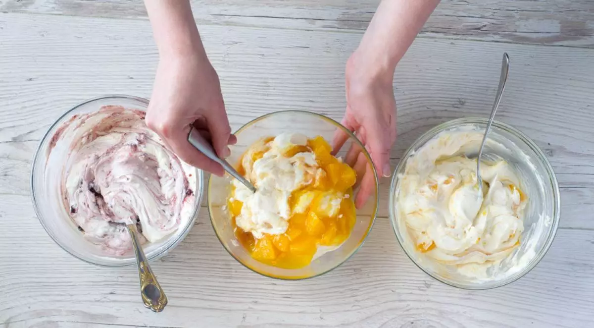 Gâteau avec fromage à la crème, orange Ajouter à un bol avec crème