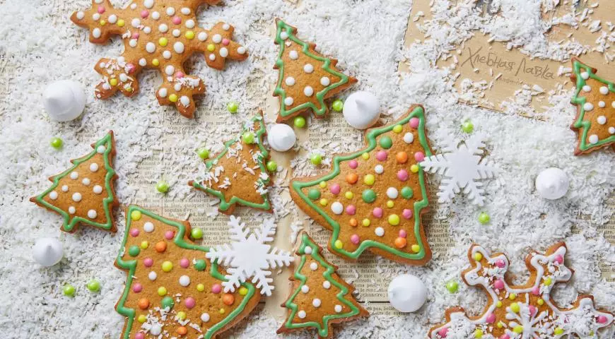 Gingerbread gingerbread na oroma na lemon zest site na achịcha