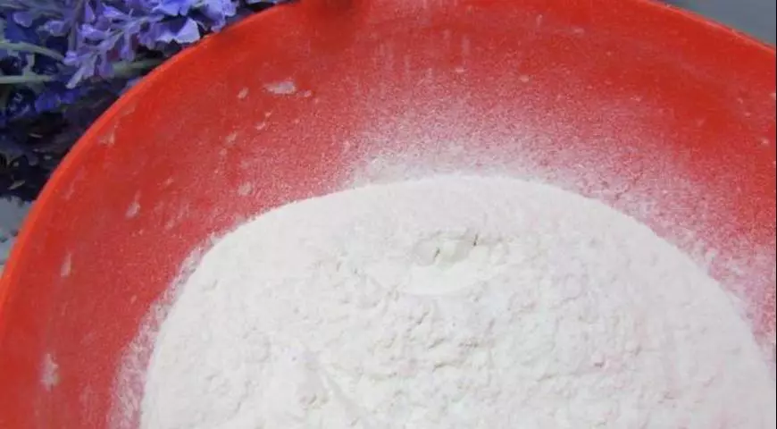 Peneire a farinha para a preparação de cookies de areia