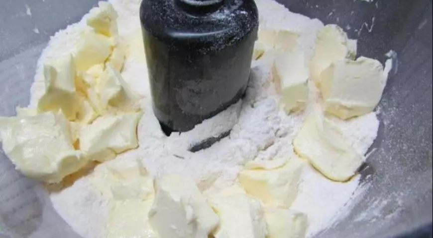 Monte manteiga e farinha para massa