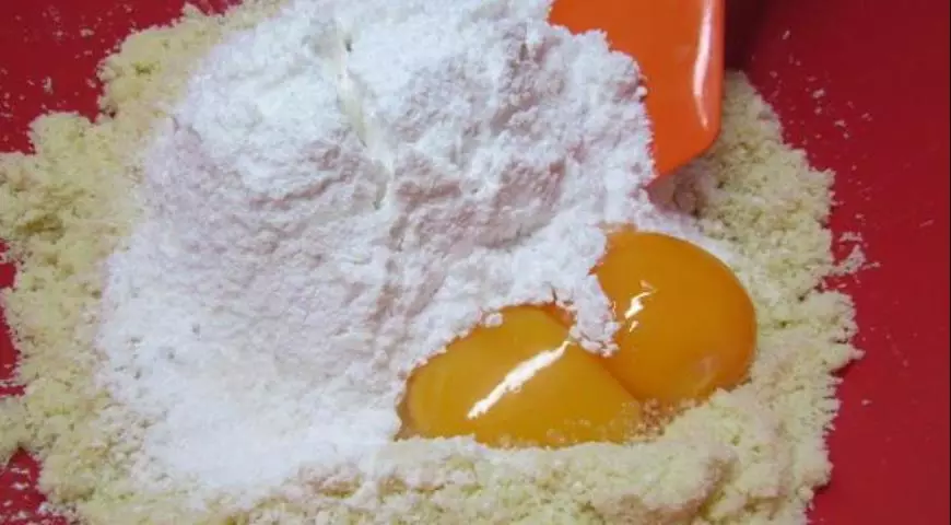 Tilsett sukkerpulver, vanillin, salt, eggeplommer