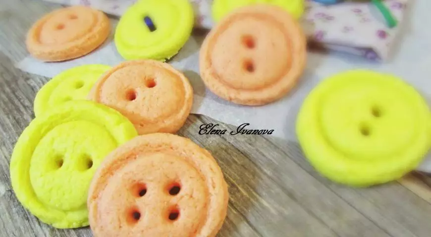 Les biscuits Les boutons de vanille sont prêts