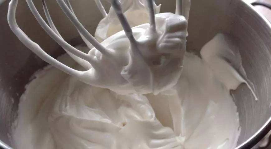 Buat meringue, well up tupai telur dengan gula