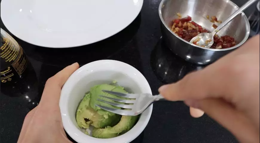 Stock Foto Cooking recipe: tuna tartar with avocado - excellent snack from fish in 10 minutes, step number 2