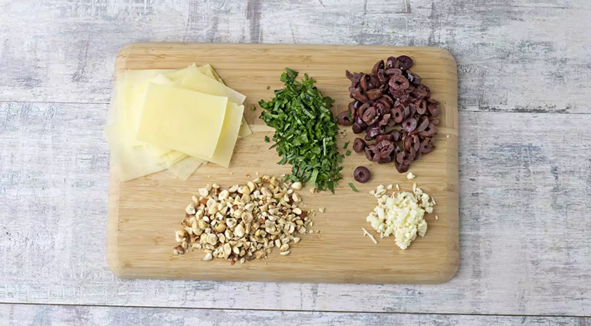 Stock Foto Cooking recipe: steering wheel cutting with nuts, cheese and spinach, step number 1