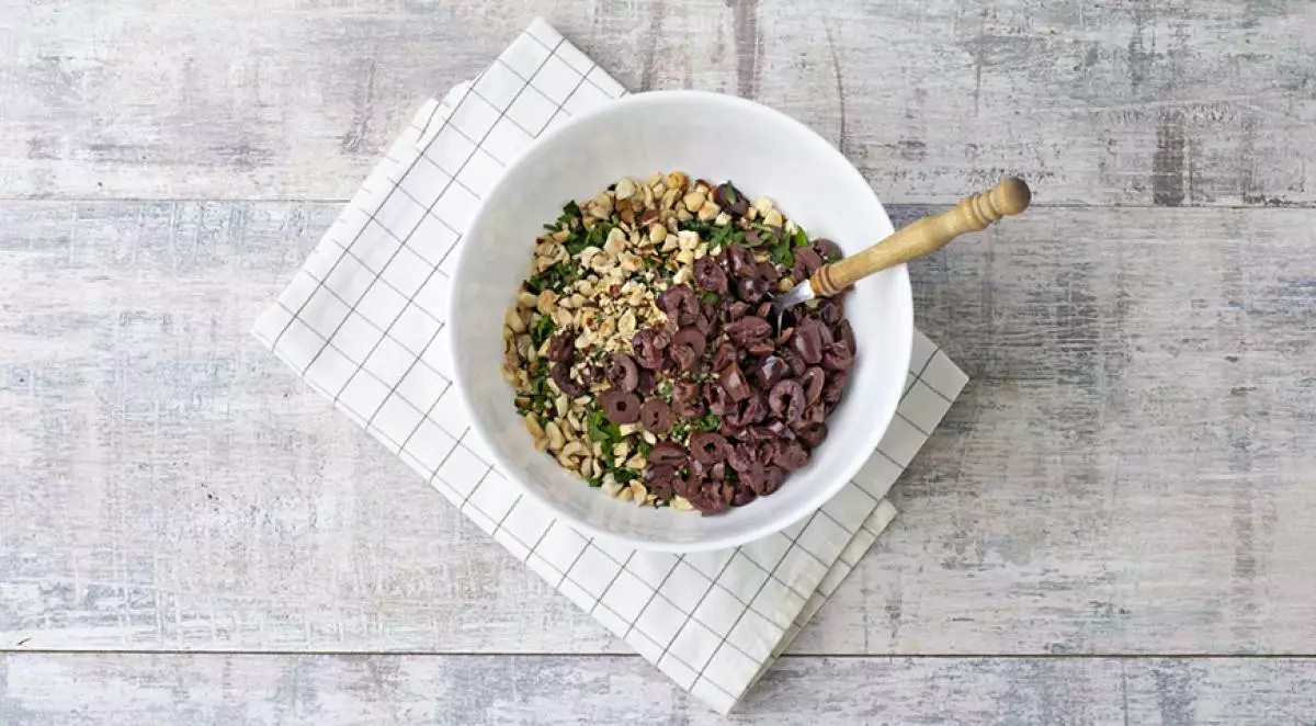 Stock Foto Coking Recipe: stjoer snije mei noten, tsiis en spinaazje, stap nûmer 3