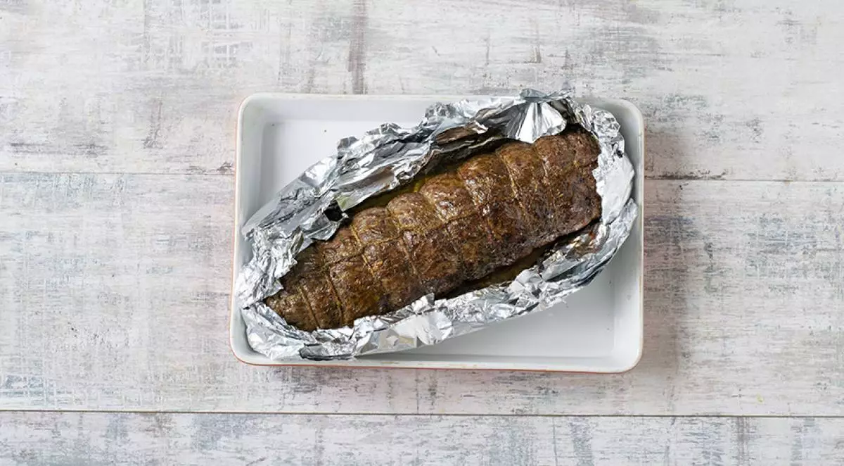 Foto de stock Receta de cocción: corte del volante con tuercas, queso y espinacas, paso número 6