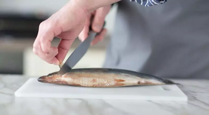 Couper un hareng à tête basse sur filet