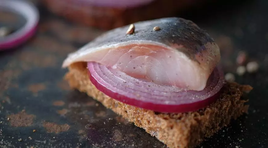 在圓角切割一個低頭鯡魚