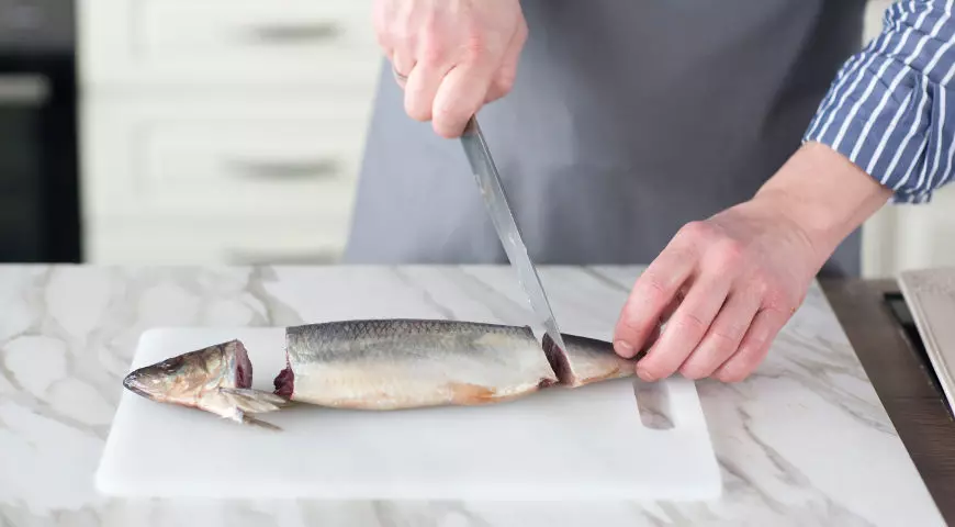 Couper un hareng à tête basse sur filet