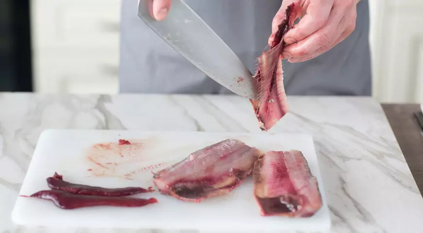 Photo of the preparation of the recipe: how to divide the herring on the fillet, step number 3