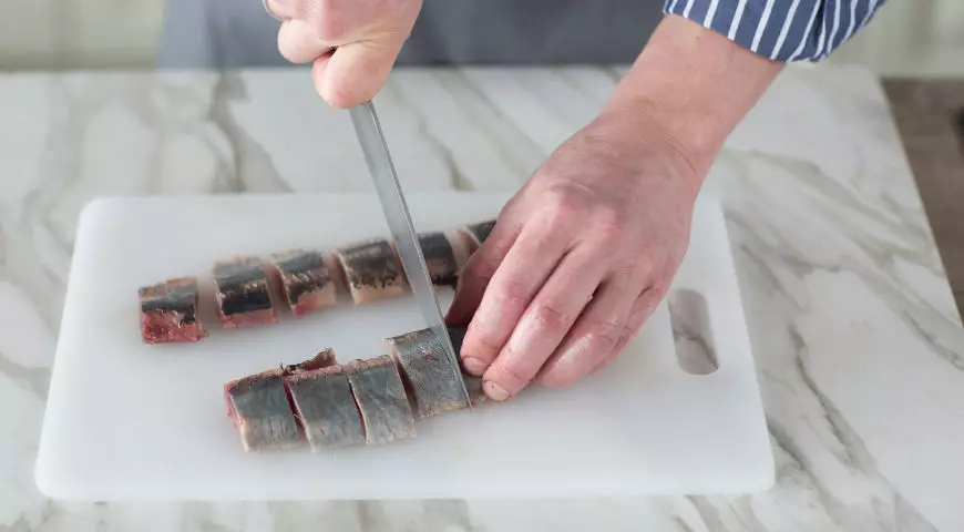 Cutting a low-headed herring on fillet