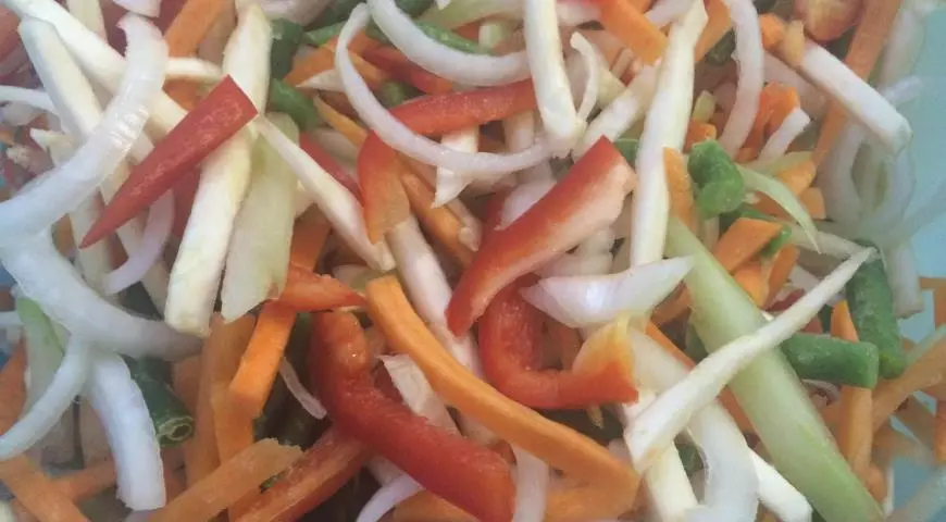 Preparing, cut and mix vegetables