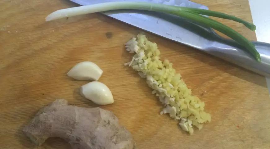 Grinding Ginger ug Bawang alang sa Phile sa Tilapia nga giluto uban ang mga utanon