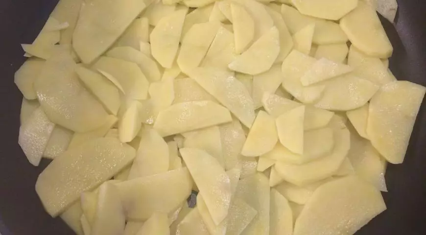 Cut potatoes with thin slices and lay out in the form