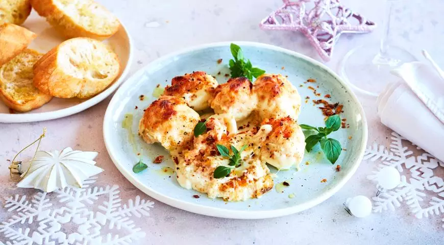 Œufs farcis dans la sauce au fromage