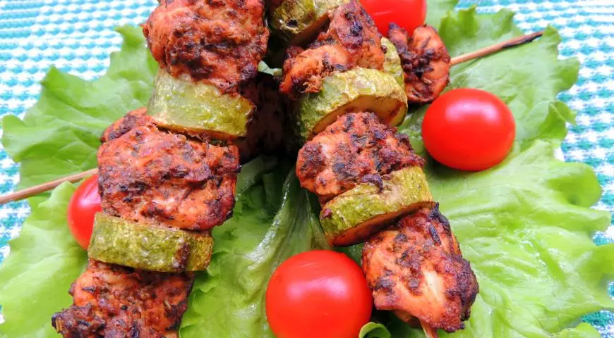 Chicken Kebab girke-girke a cikin ganye mai ƙanshi