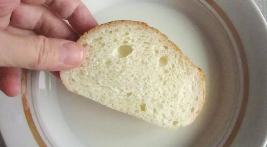 Намочите хлеб у млеку