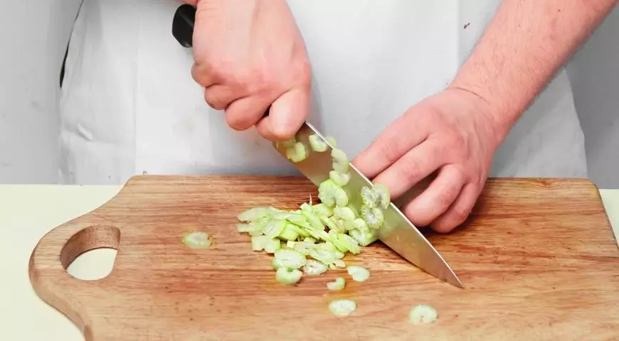 Stock foto varenie recept: lentálny chowder s pestovaným korením, krok číslo 2