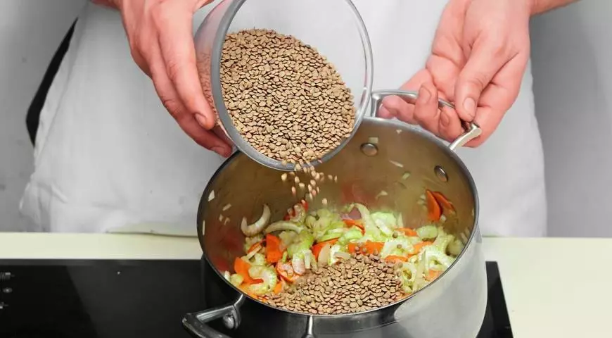 Stock Foto Cooking Recipe: Lental Chowder na may Fried Pepper, Step Number 3