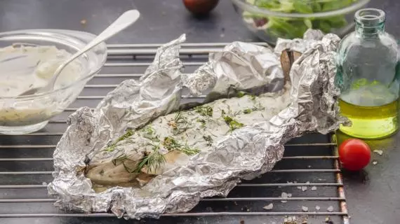 Forel, bakte mei soere crème, stap-by-stap resept mei foto's