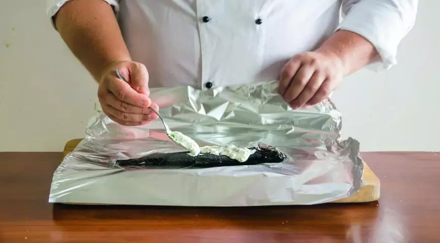 Foto de la receta de cocción: trucha al horno con crema agria, paso número 3