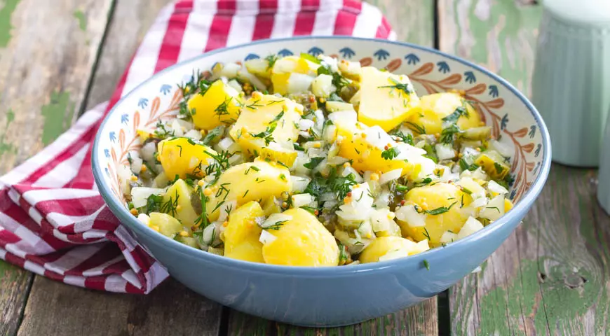 Silti salāti ceptu kartupeļu un marinētiem gurķiem