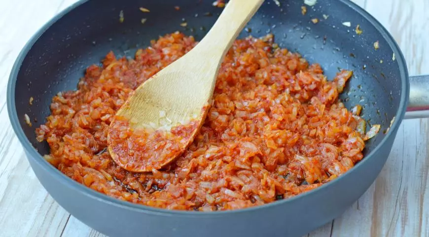 Pridėti į Luka Pomidorų pasta, troškinkite 5-8 minutes