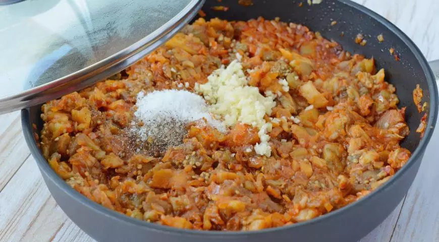 Idagdag sa stew gulay pampalasa, suka at bawang