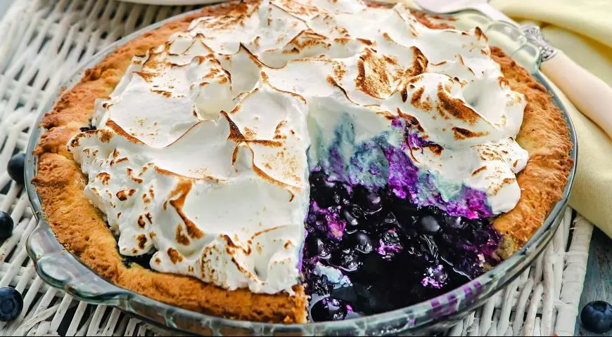 Pie sa yolks na may blueberries at meringue.