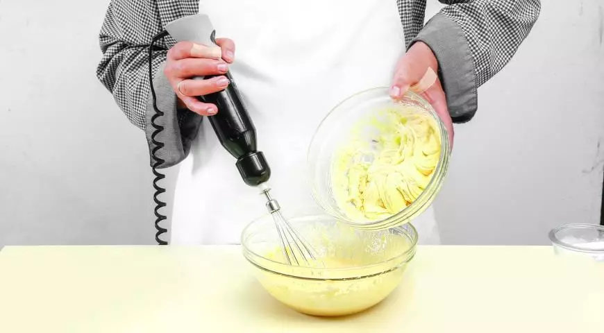 調理レシピ：ブルーベリーとメレンゲ、ステップ番号1の卵黄の上のパイ