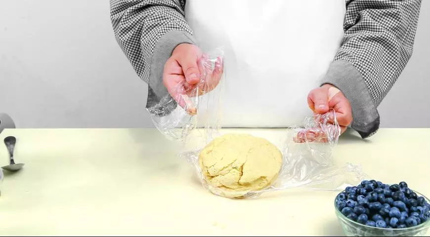 Voorraad Foto kook Resep: Pie op eiergele met bloubessies en meringue, stap nommer 2
