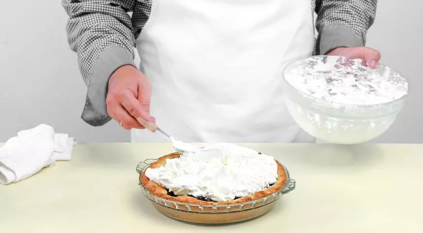 Voorraad Foto kook resep: Pie op eiergele met bloubessies en meringue, stap nommer 6