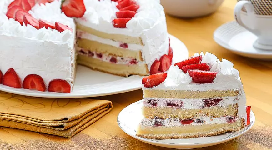 Biscuit cake tare da strawberries, mataki-mataki girke tare da hotuna