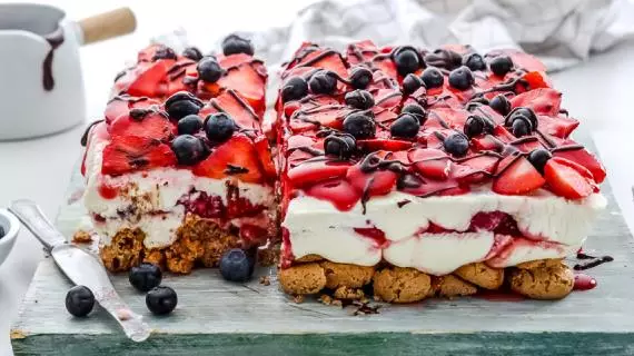 Torta mascarpone és eper, lépésenkénti recept fényképekkel