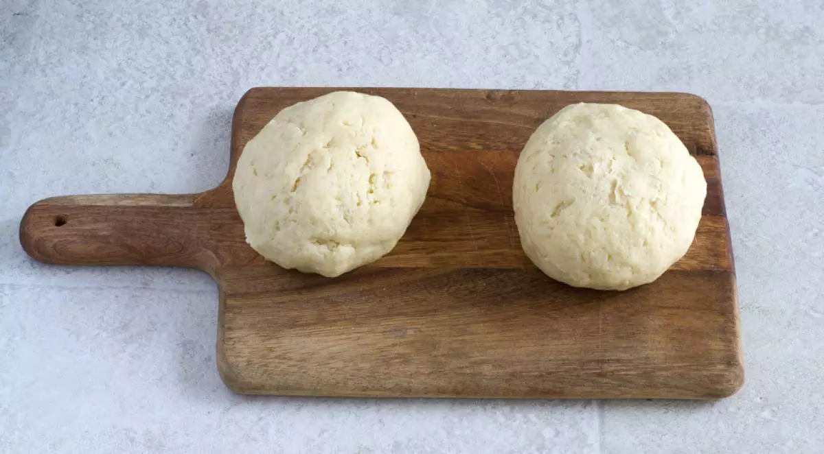 Pastís de crema agra amb maduixes, formen boles de massa