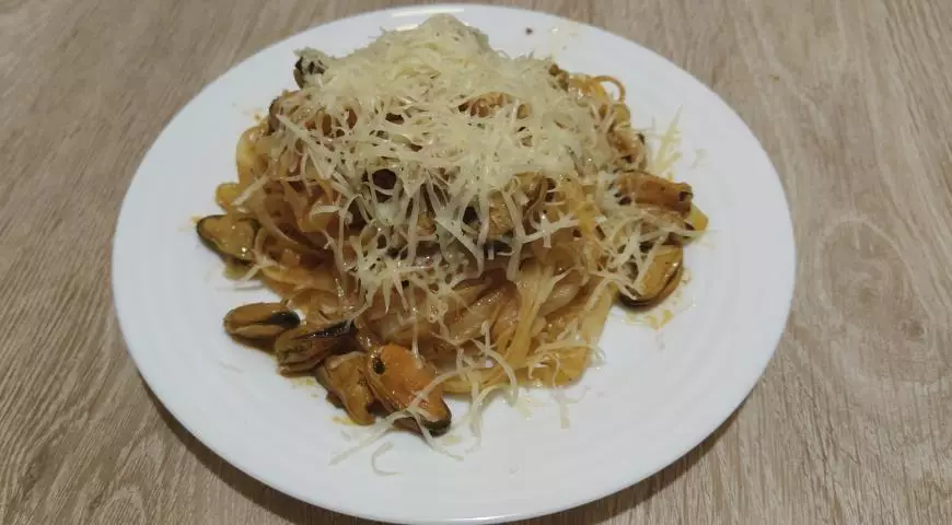 Mussels in პომიდორი ნიორი და ბრინჯი noodles