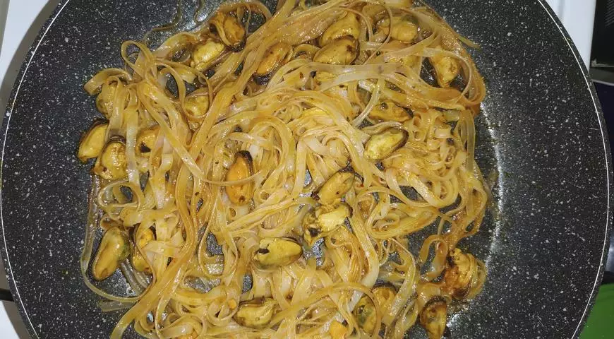 ფოტო რეცეპტი: Mussels in პომიდორი ნიორი და ბრინჯი noodles, ნაბიჯი ნომერი 4